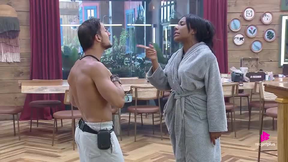 Tretas simultâneas: Mesquita e Saory discutem ao mesmo tempo que Carol ...